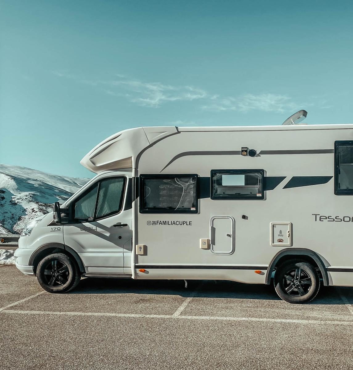 MAK @ INTERNATIONAL PARTNERS: NEW WHEELS FOR FAMILIA CUPLE - Mak